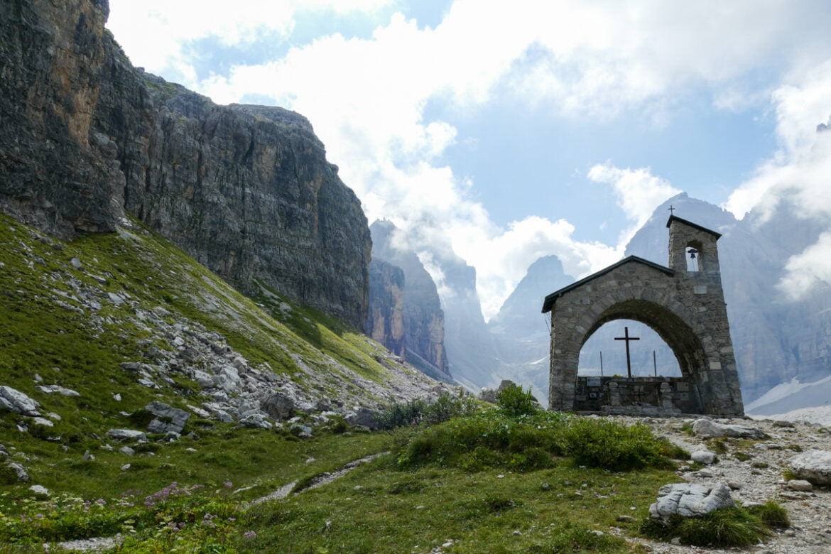 Trekking al Rifugio Brentei e al Rifugio Alimonta nelle Dolomiti di ...