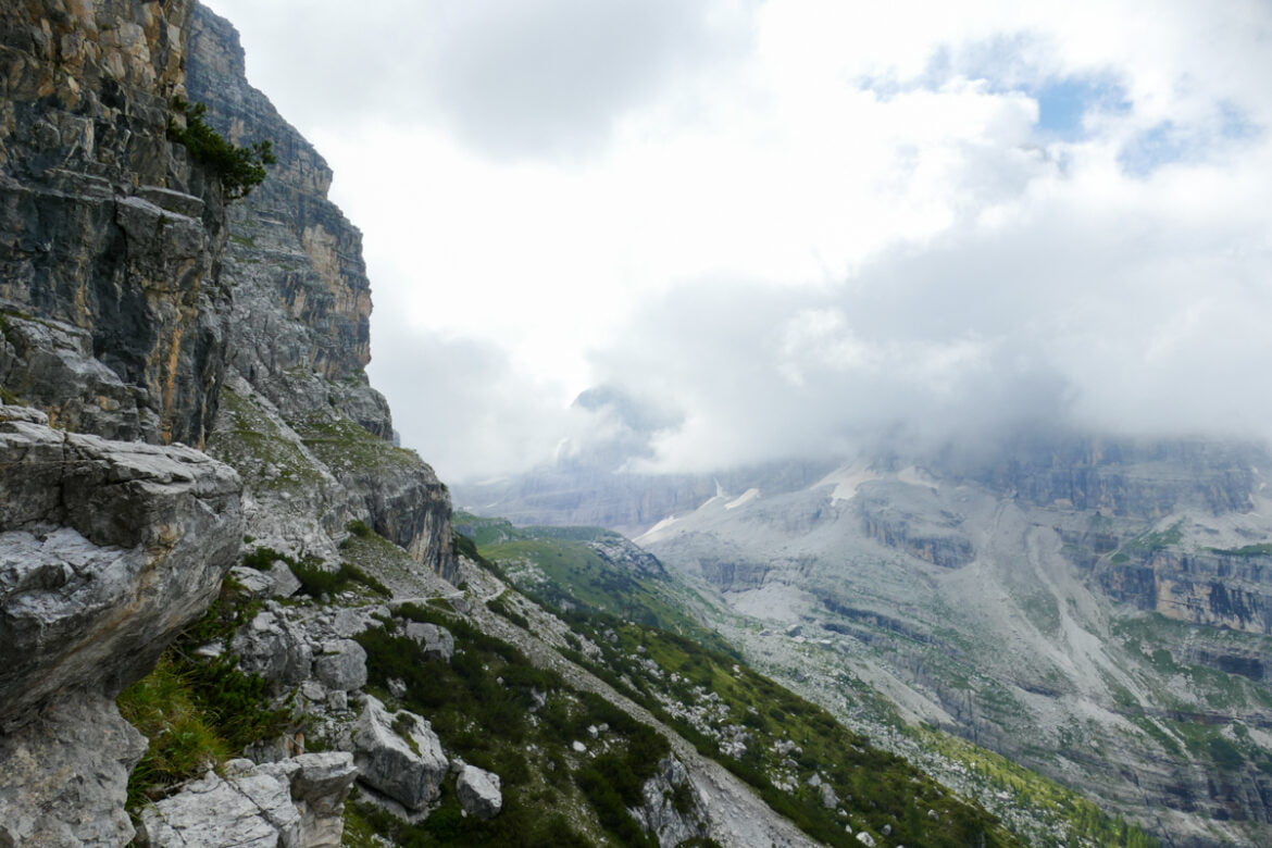 Trekking al Rifugio Brentei e al Rifugio Alimonta nelle Dolomiti di ...